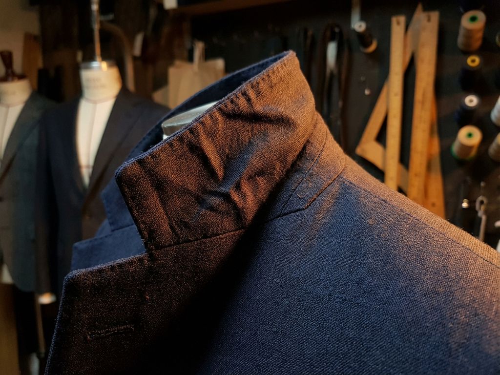 What causes suit collars to curl and wrinkle? | Café Costume